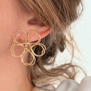 Boucles d'oreilles acier inoxydable dorée en forme de fleur filaire flora