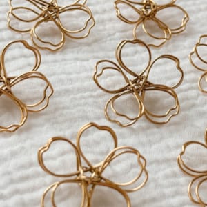 Boucles d'oreilles acier inoxydable dorée en forme de fleur filaire flora