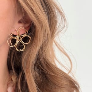Boucles d'oreilles acier inoxydable dorée en forme de fleur filaire flora