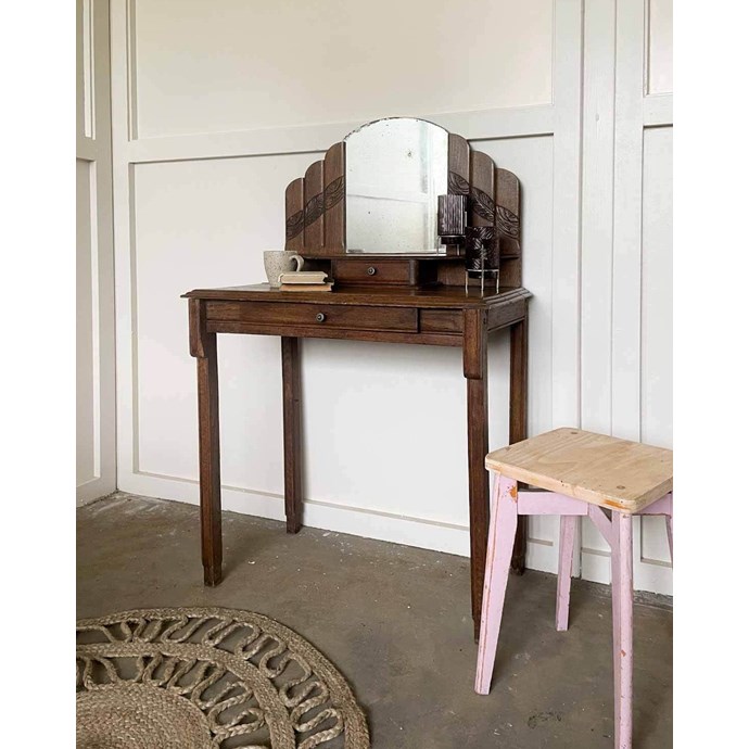 Louise, le coiffeuse en bois n°67